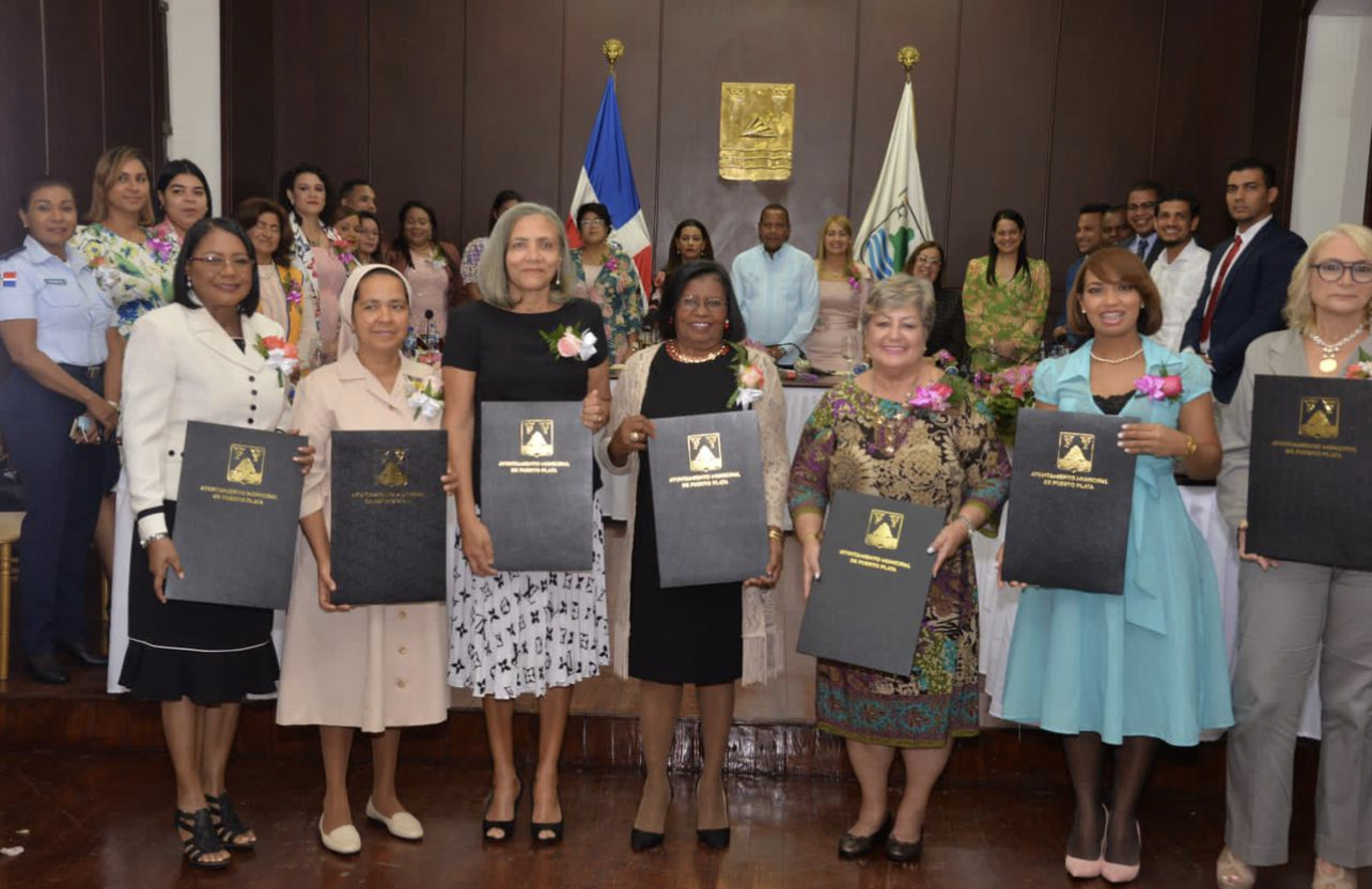 Alcaldía San Felipe de Puerto Plata reconoce 7 damas a través del ...