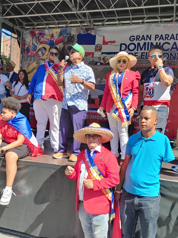 Gregorio Morrobel, recibe apoyo de multitud en la Gran Parada ...
